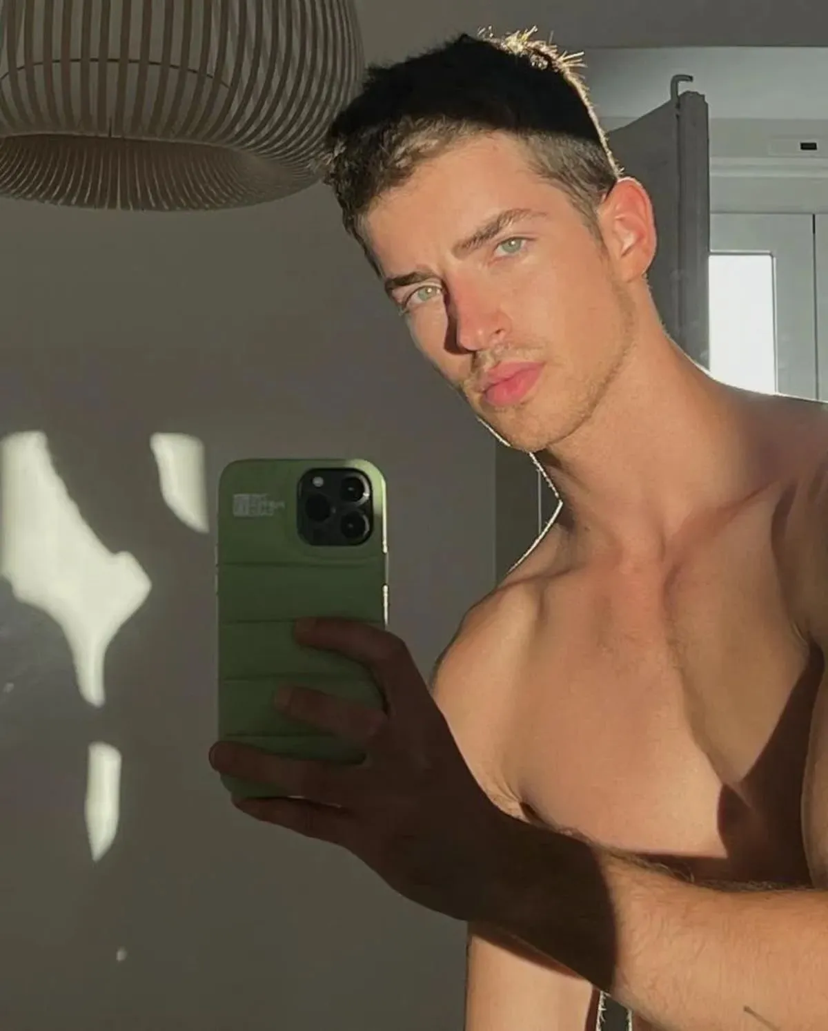 Reflecting Confidence: The Allure of Celebrity Mirror Selfies - The ...