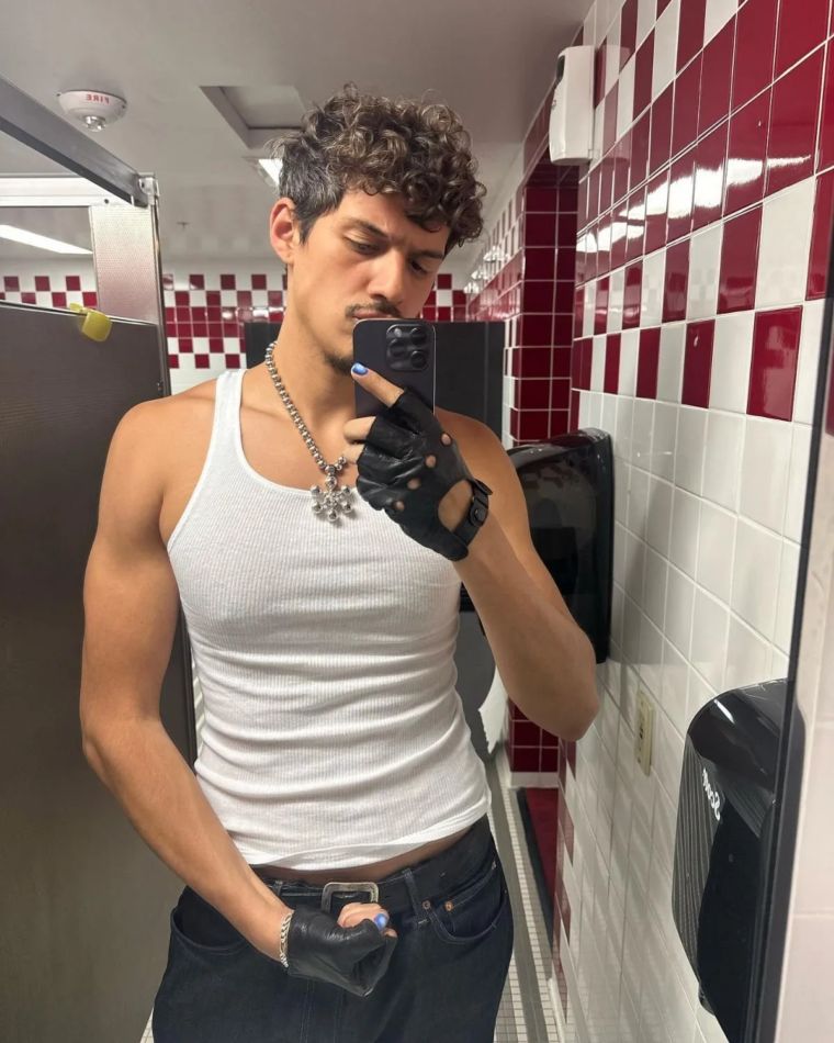 Reflecting Confidence: The Allure of Celebrity Mirror Selfies - The ...