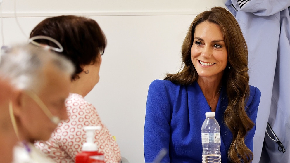 Kate's Heartwarming Visit to Cancer Patients - The Pink Times
